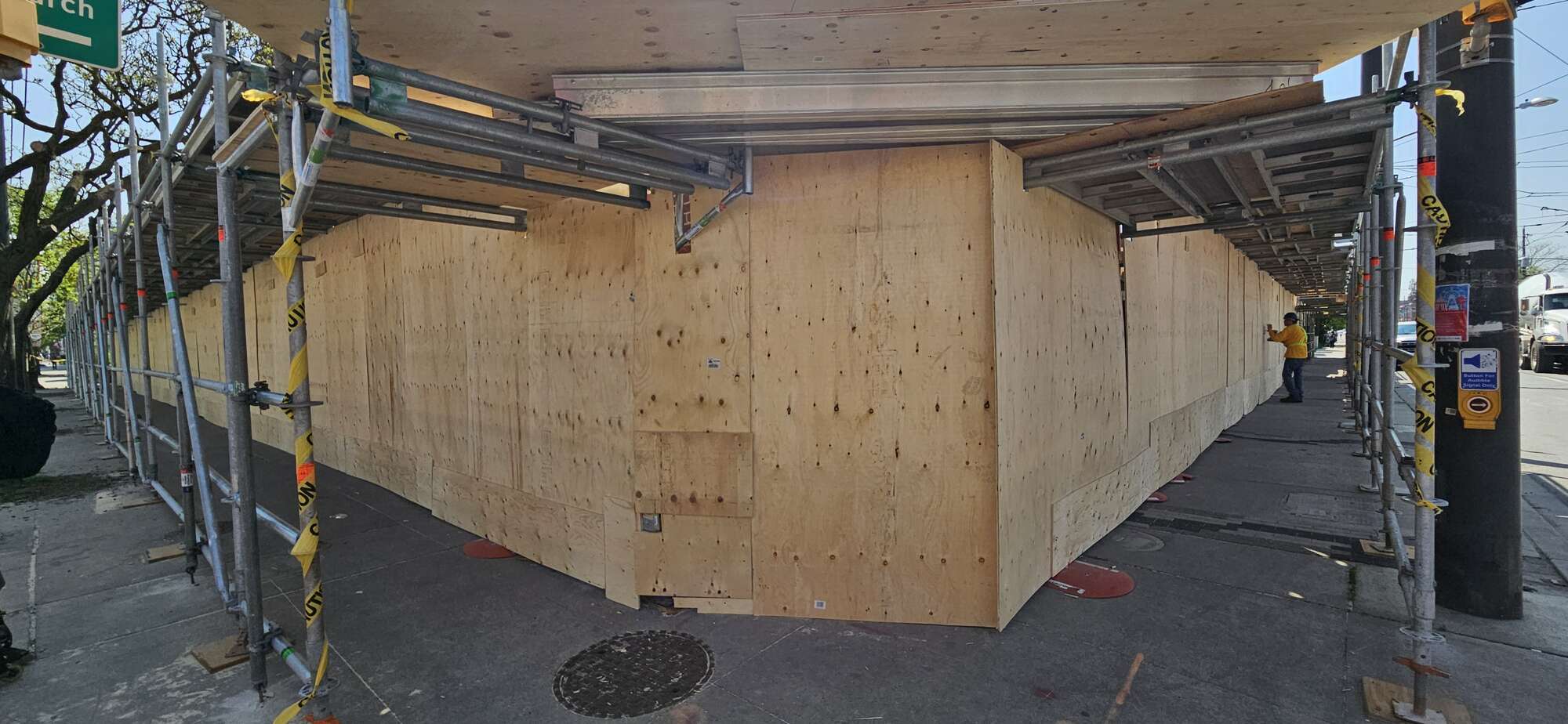 Sidewalk Scaffolding in Toronto: Keeping You Safe on Busy Streets